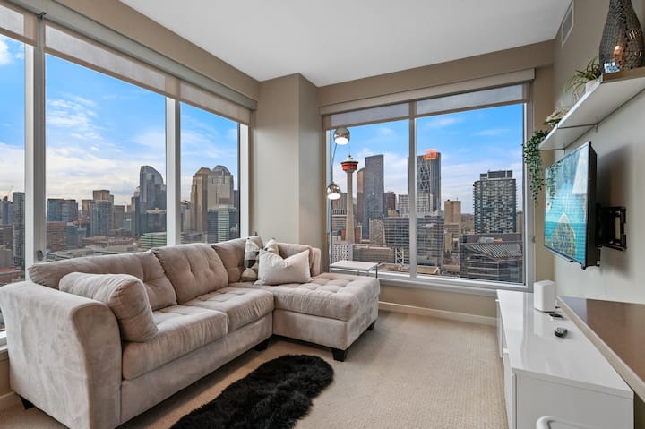 Dt Views | Walk To Saddledome| 2br | Ug Parking|ac - Calgary