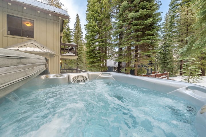 Tahoe Donner. Hot Tub! 2 Br/2ba Plus Huge Loft. - Truckee, CA