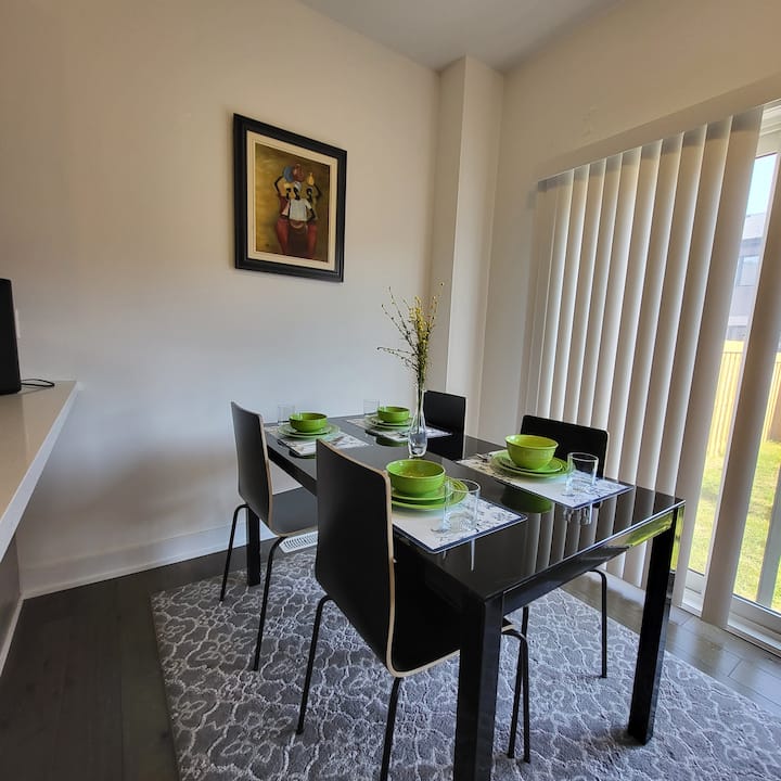 3 Bedroom Modern Townhouse - Barrie