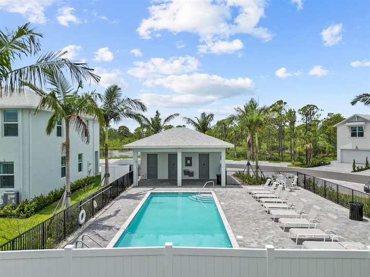 Spacious Townhome, Pool & Minutes To Beach - Stuart, FL