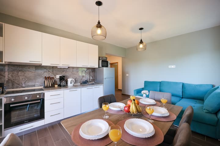 2br Apt W/balcony For All To Relax & Enjoy! - Privlaka