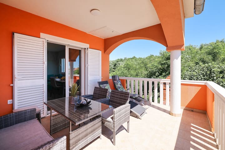 Relax & Enjoy! 2br Retreat W/private Balcony - Privlaka