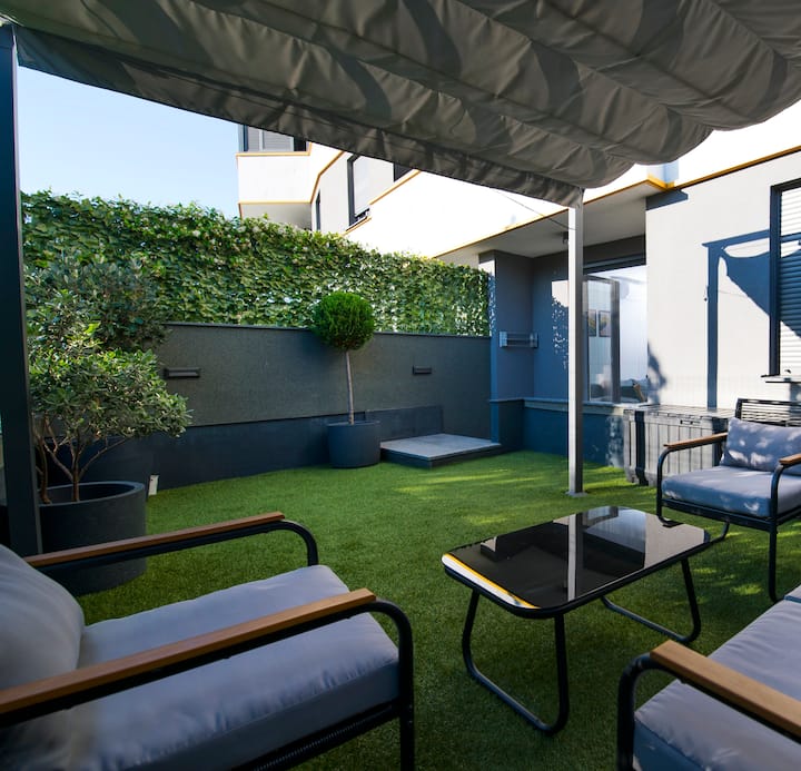 Lux Apartment Anya - Private Garden & Garage Space - Split
