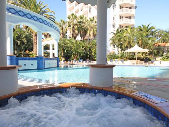 Spacious 3br Oceanview+ Heated Pool & Free Parking - Broadbeach