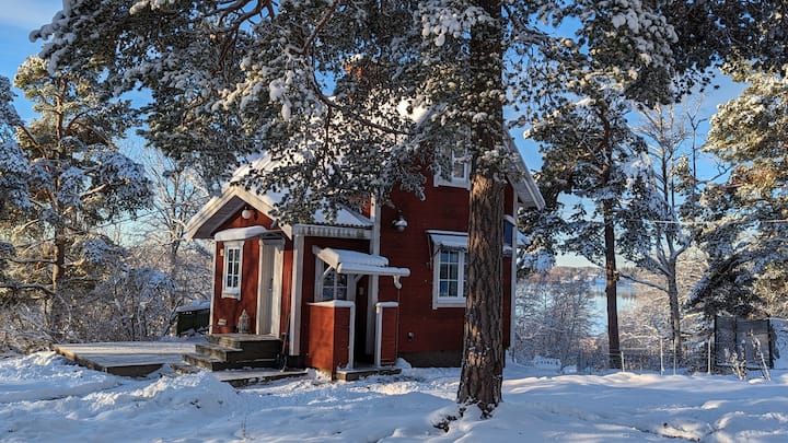 Mysigt Litet Hus, Sjöutsikt Och Skogstomt, Värmdö - Gustavsberg