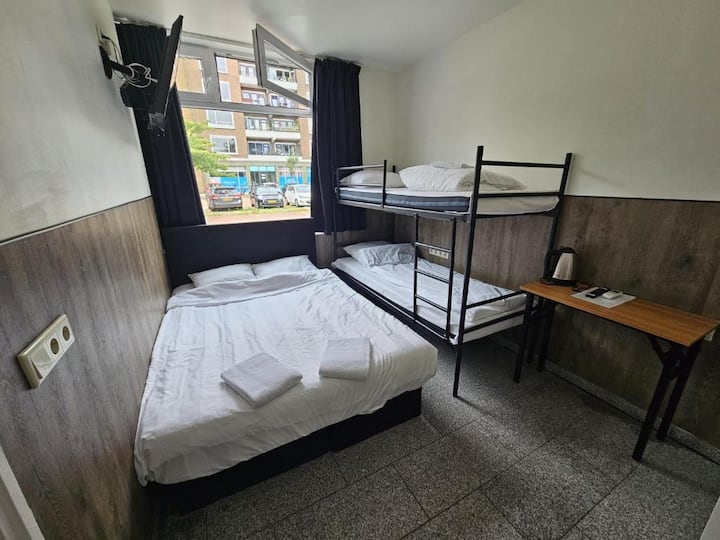 Hotel-chao Nl 24/7 Open, Small Quadruple Room - Maarssen