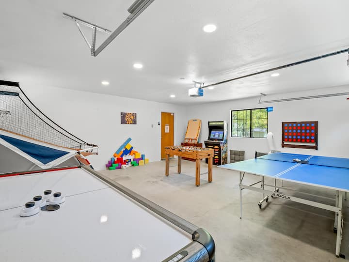 30 Mins To Yosemite | 2 Homes | Hot Tubs | Games! - Bass Lake, CA