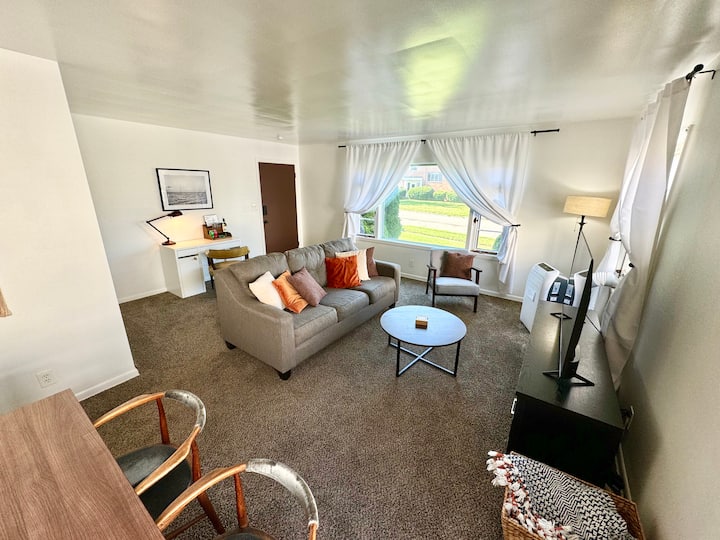 Cozy Scandinavian Flat - Akron, OH