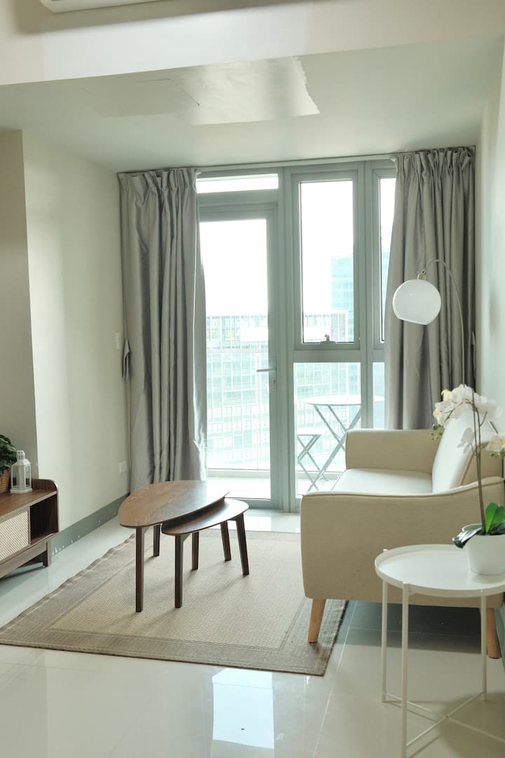 City Skyline 2br At Uptown Parksuites W/balcony - Taguig