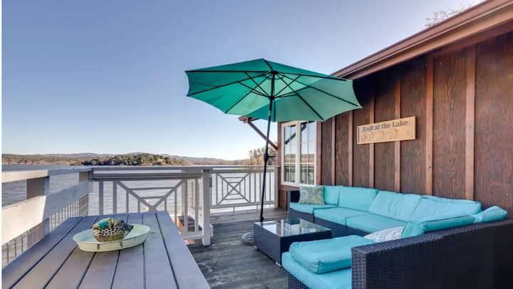 Lakefront Retreat W/ Dock, Kayaks & Sunrise Views - Clearlake, CA