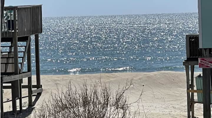 Fenced Yard, Sleeps 8, Linens & Shibumi Included - Surf City, NC