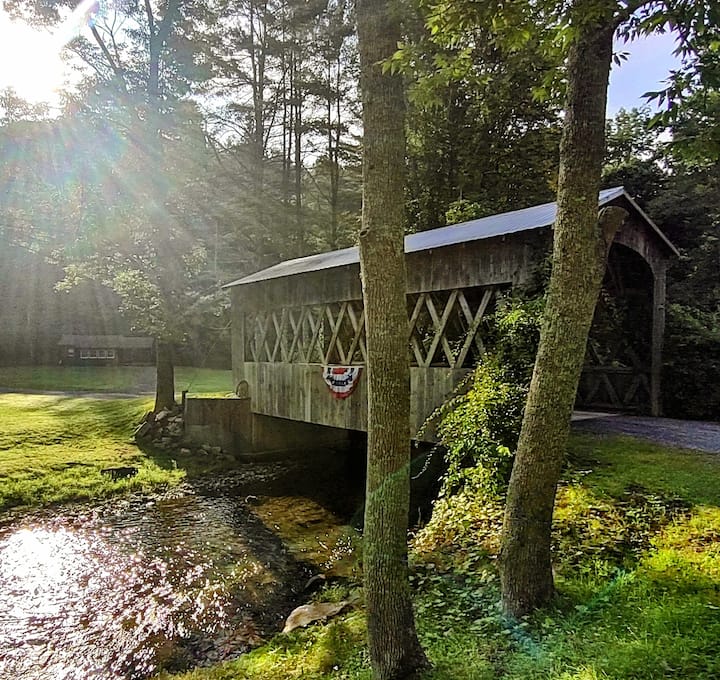 Iconic "Kreffer's Crossing" Covered Bridge Cottage - 佛蒙特州