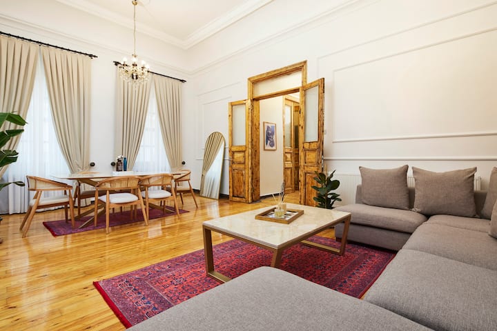 Historic High-ceiling 2-flat Combo | Taksim - Estambul