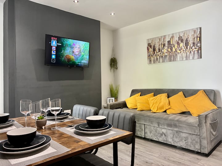 Emerald Living 4 Bedrooms In The Heart Of Swansea! - Swansea