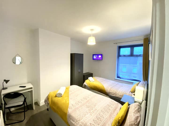Emerald Living 4 Bedrooms In The Heart Of Swansea! - Swansea