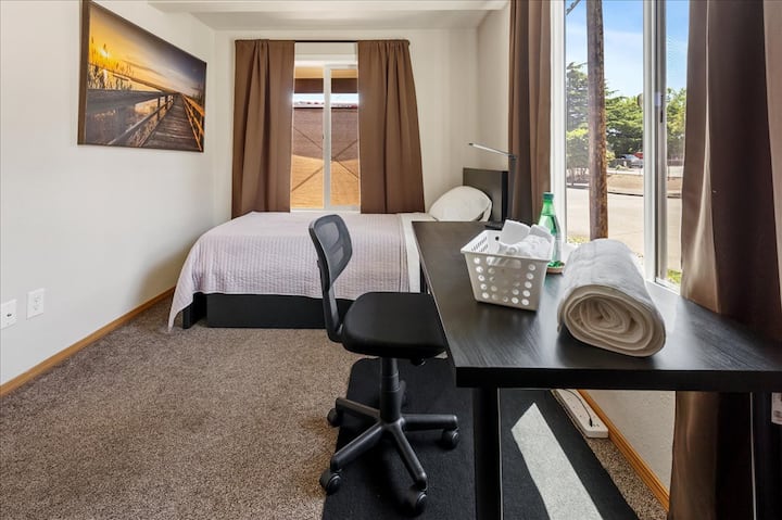 Garnet Rm - Sunny, Desk, A/c, Near Transit/dining - Portland, OR