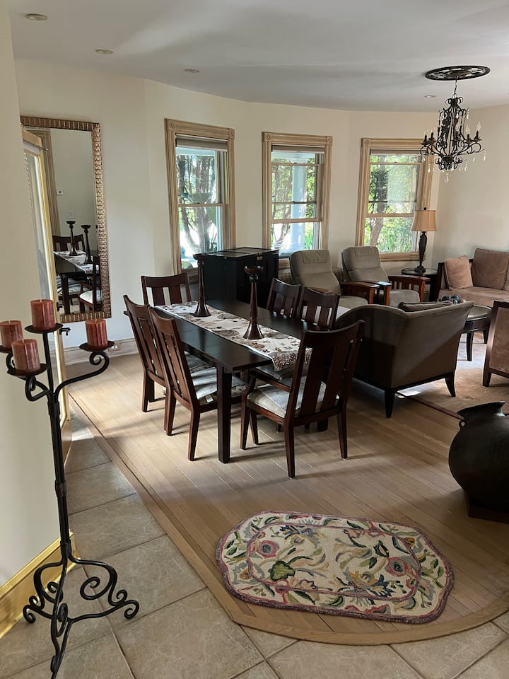 Stunning 4-bedro, 2 Kitchen,3 Bath Home +5 Parking - Bronx, NY