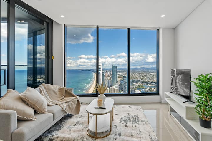 Skyhigh Ocean Luxe | Balcony & Resort Amenities - Surfers Paradise