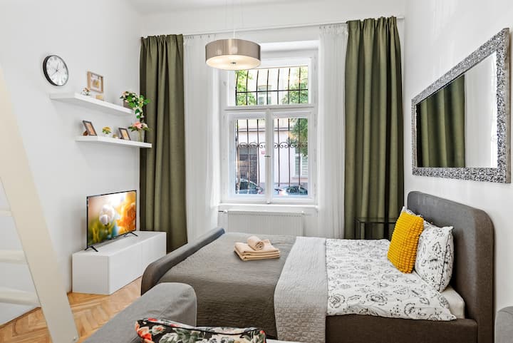 La Belle Mezzanine In Hip Vinohrady District - Prague