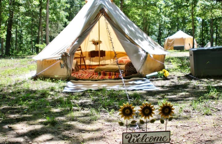 Comfy Yurt Overlooking Pond! - Washington State Park, DeSoto