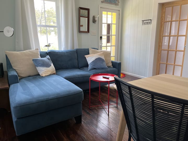 Saltwater Cowgirl Cottage: Water View Pet Friendly - Chincoteague, VA