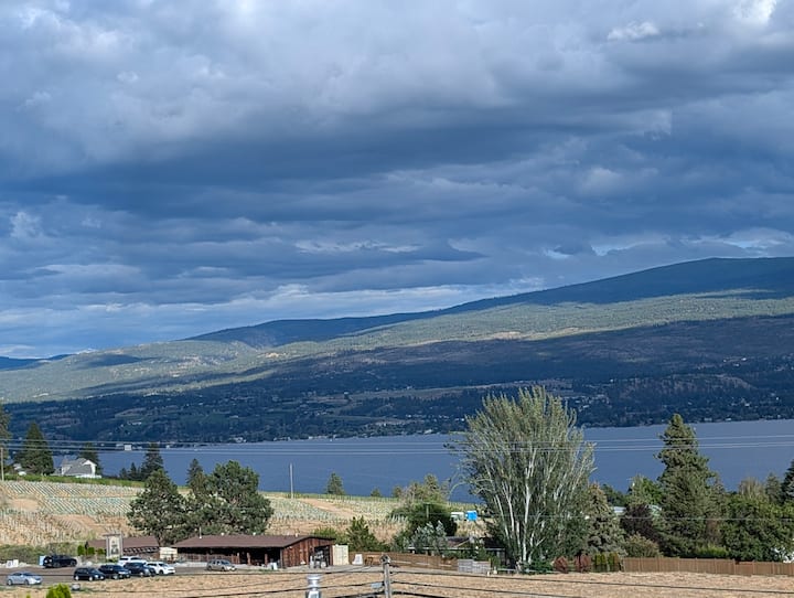 Upstair Suite - 3 Bd 2.5 Ba -Lake View _winery - Kelowna