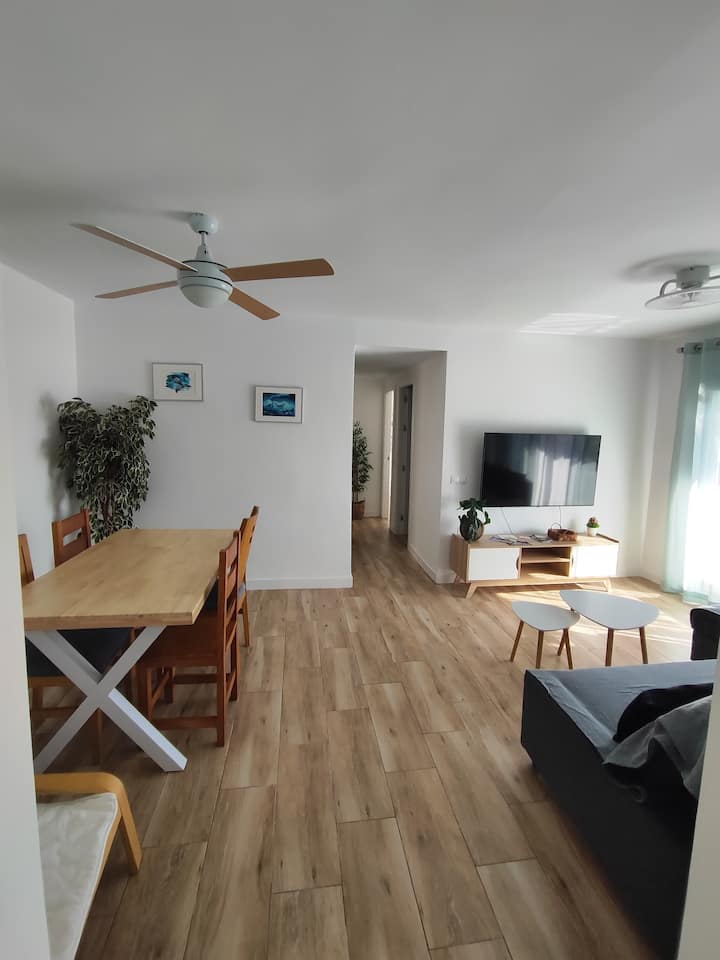 Apartment Malaga 300 M. From The Beach, 3 Bedrooms - Málaga