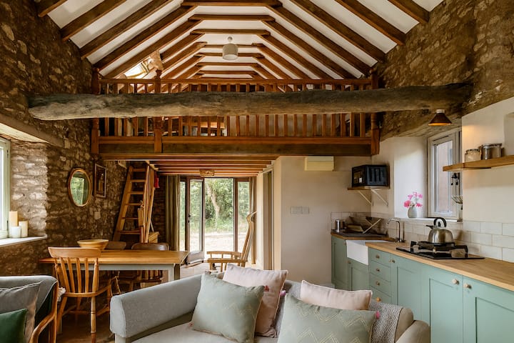 Secluded Shepherd’s Barn With Stunning Views - Cheddar