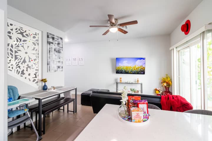 Modern 2 Br | Pool | Pet Friendly | Private Garage - Phoenix, AZ