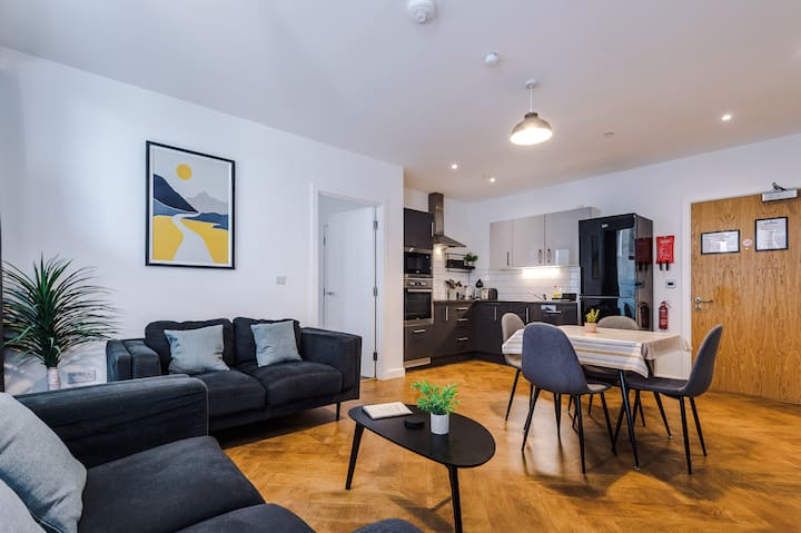 2 Bedroom Apartment With Private Balcony - Manchester