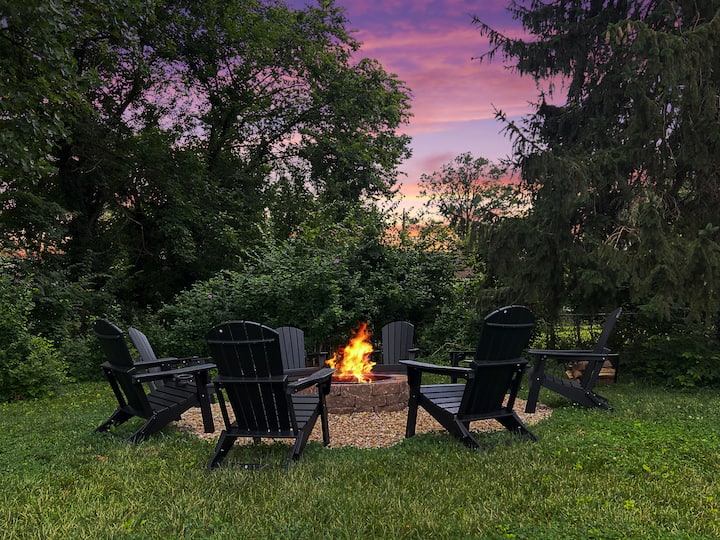 Renovated Farmhouse | Fire Pit | Huge Yard | 4br - Cincinnati