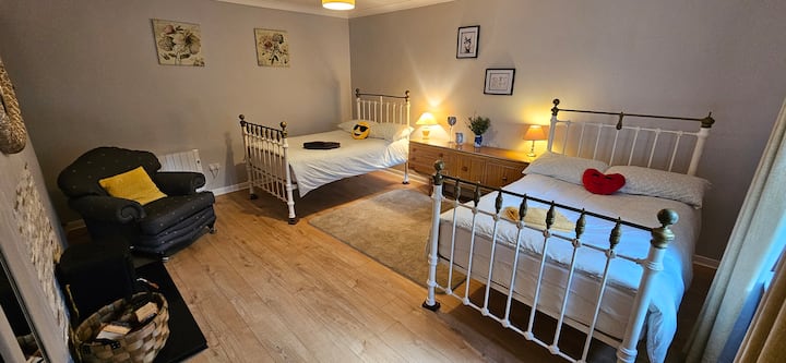 Tigh Na Gcrainn/
Farmhouse Within The Trees. - Leinster