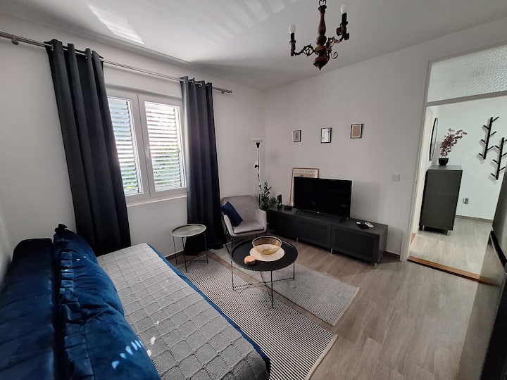 Cheerful 5-min To Center Apartment - Kotor