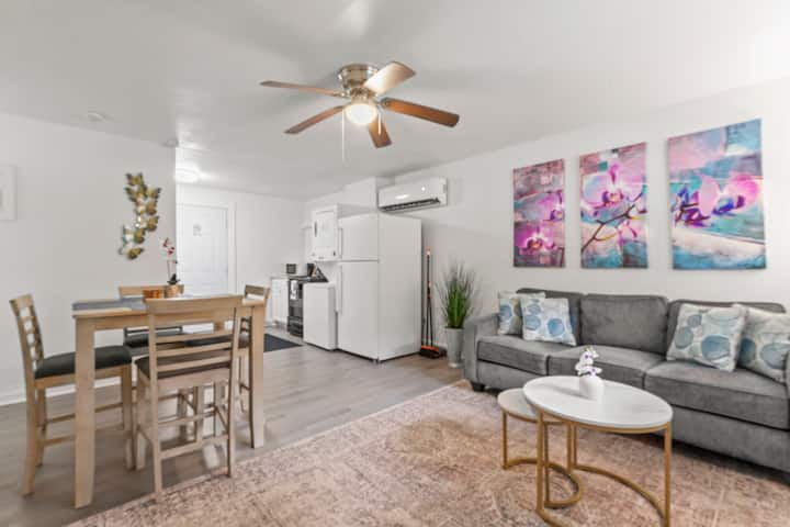 Comfy Apartment – Steps From Downtown Hickory! - Hickory, NC