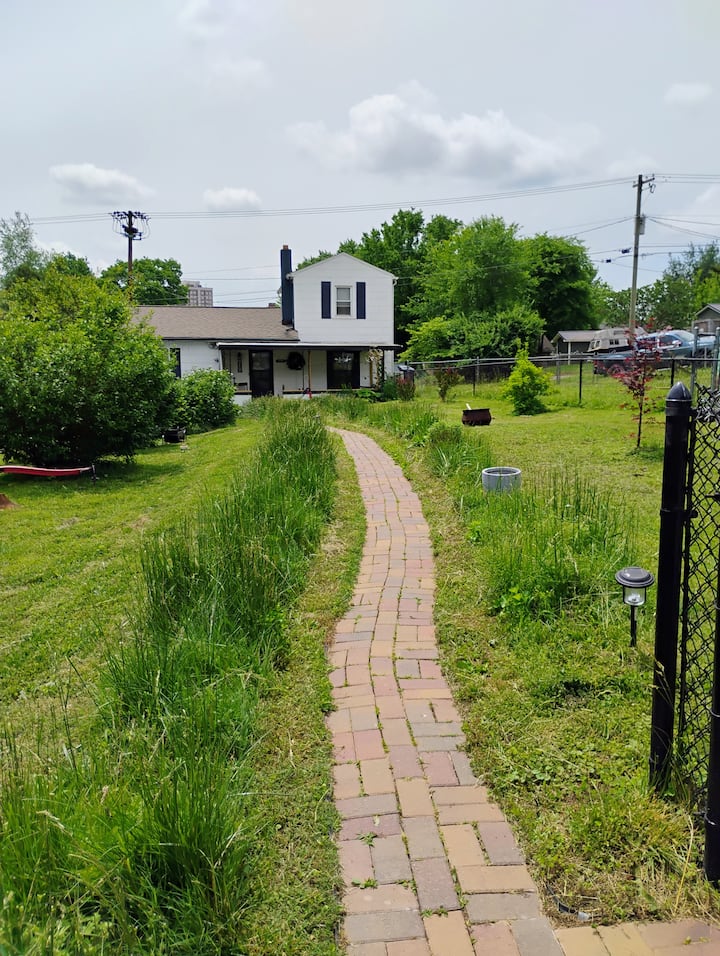 Farmhouse In The City. - Knoxville, TN