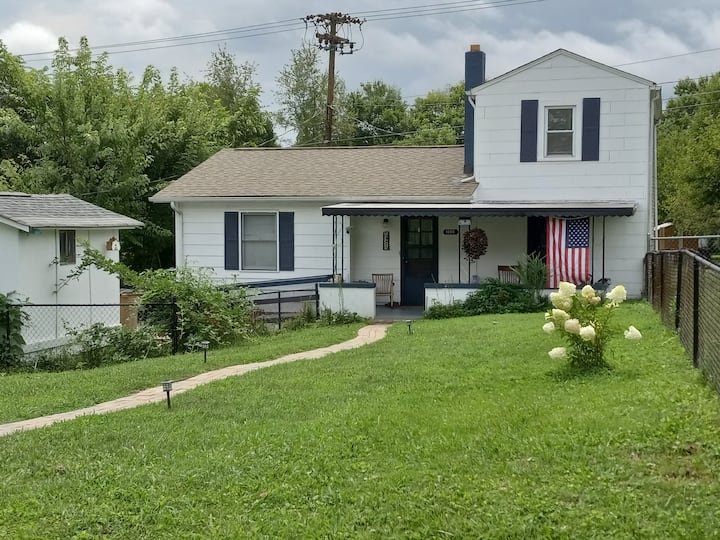Farmhouse In The City. - Knoxville, TN