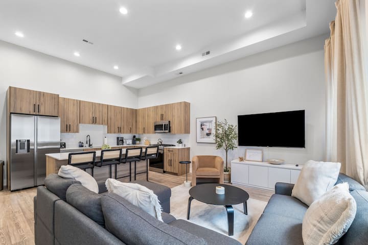 Unmatched Urban Retreat Close To 18th Strip & Loop - Chicago, IL