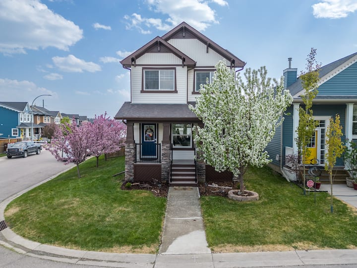 Gourmet Stocked Kitchen | Central Ac | Bbq | Patio - Calgary