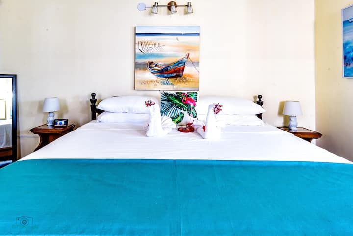 Tropical Getaway Villa, Pvt Pool, Deck, King Bed - Jamaica