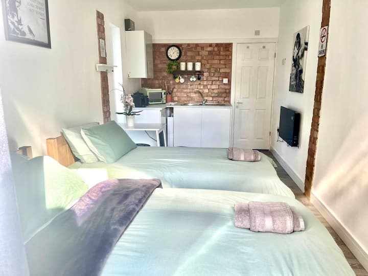 Great Large Studio Near Luton Airport - Luton