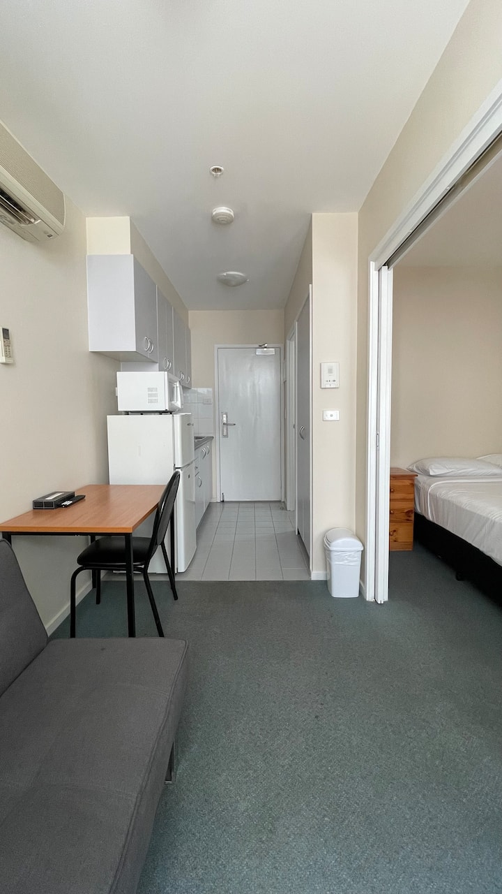 1br Apartment | Excellent Location | Gym & Pool - Melbourne
