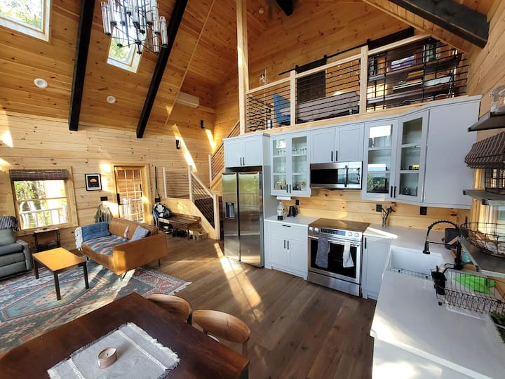 Modern Mountaintop Log Home With Amazing Views! - Virginia