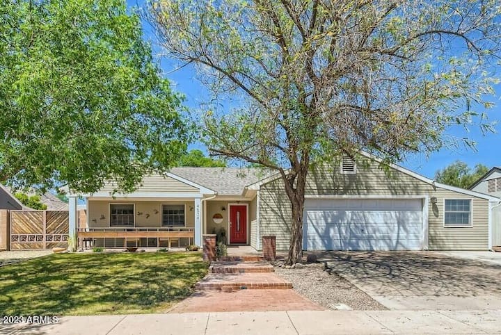 Centrally Located Chandler Home W/ Diving Pool - Chandler, AZ