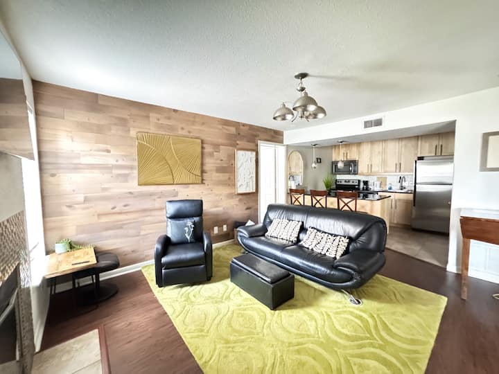 Gorgeous Condo With Great Pool, Massage Chair! - Austin, TX