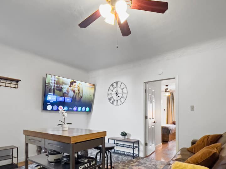 Cozy 2 Bed + 2 Bath - Toronto
