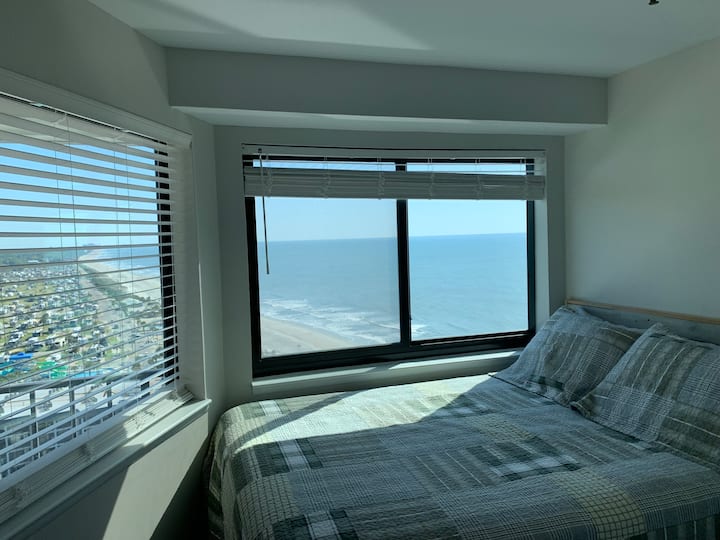 Sea Shells- Beach Views From Bed - Surfside Beach, SC