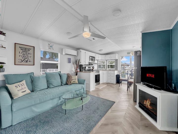 Eberly Woods Cottage Steps From Sunset Beach - Port Colborne