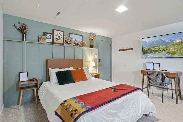 Garden Level ~ Laundry ~ Garage ~ Great Location - Colorado Springs, CO