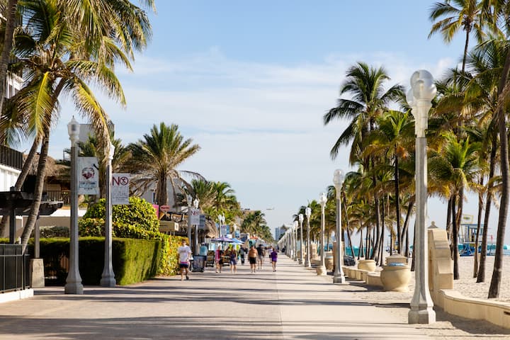 Hollywood Beach 1br King Condo | Pool Access - Hollywood, FL