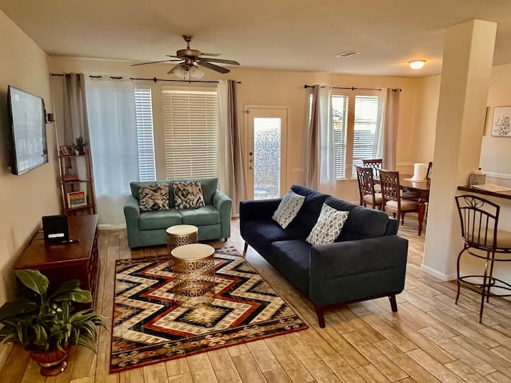 Spacious Southern Comfort Retreat In Conroe - Conroe, TX